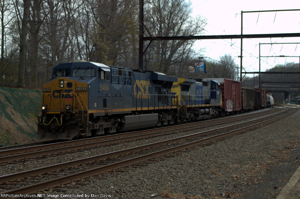 CSX ES40DC 5464 leads Q300-21